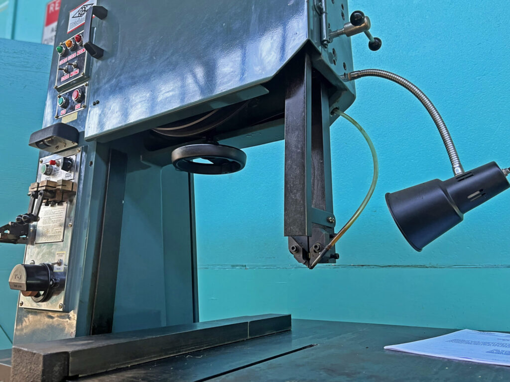 KBC 14 1/2" x 20" Variable Speed Vertical Band Saw, BAV-500WF - Norman ...